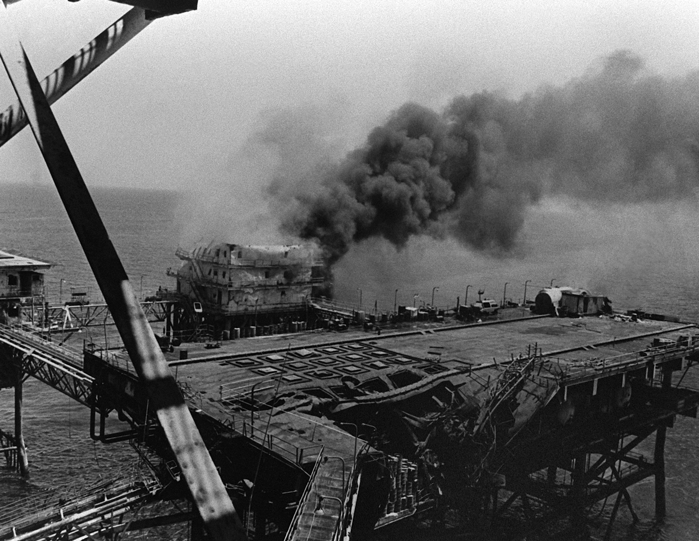 Operation Praying Mantis Sassan oil platform DM-SN-93-00987.jpg ...